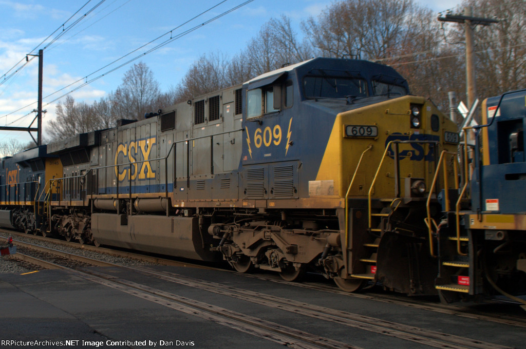 CSX AC60CW 609 in YN2 paint in the middle on Q409-15